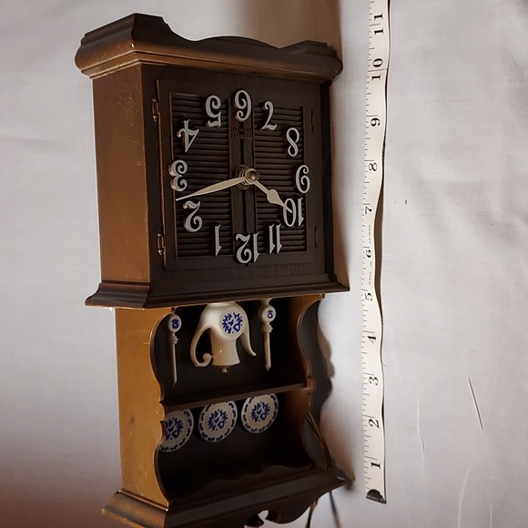 Spartus Electric Clock | Wall Decor | Vintage 9560s Spartus Hutch ...
